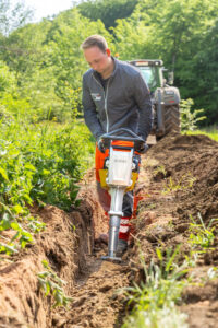 New lightweight BOMAG BT 30 tamper excels in narrow trench backfill and ...